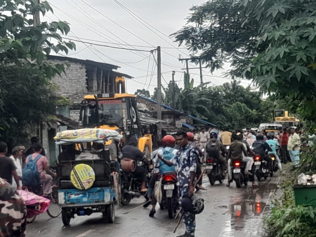 শ্যামপুরের বাগান্ডায় লরির চাকায় পিষ্ট হয়ে যুবকের মৃত্যু - Howrahnews24